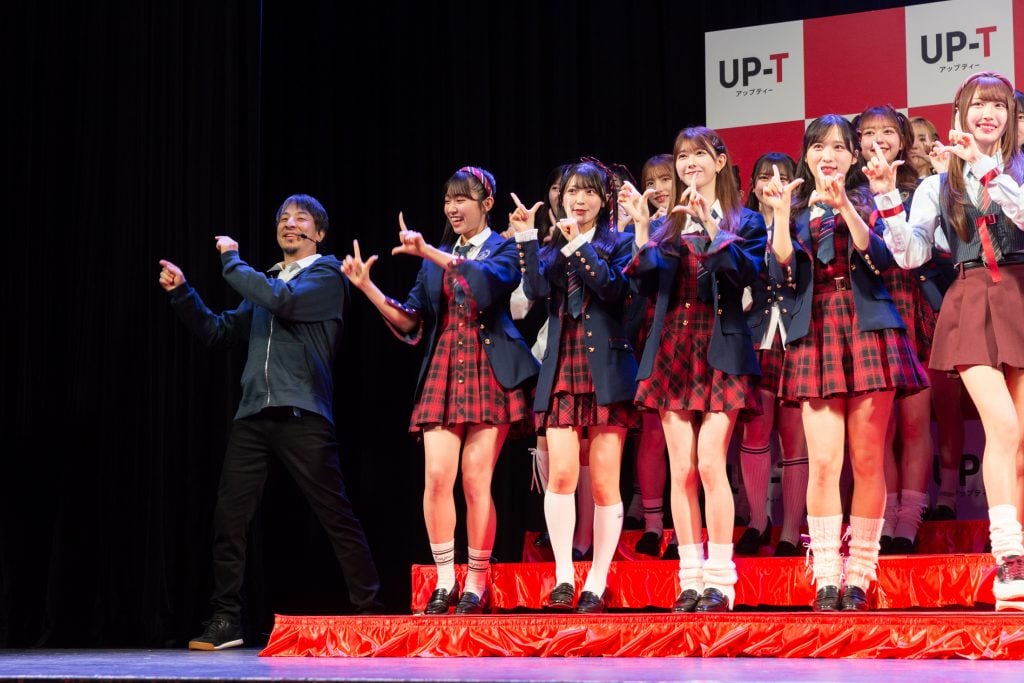 ひろゆきがAKBメンバーとダンス！ UP-T新CM発表会レポ ｜ ガジェット通信 GetNews