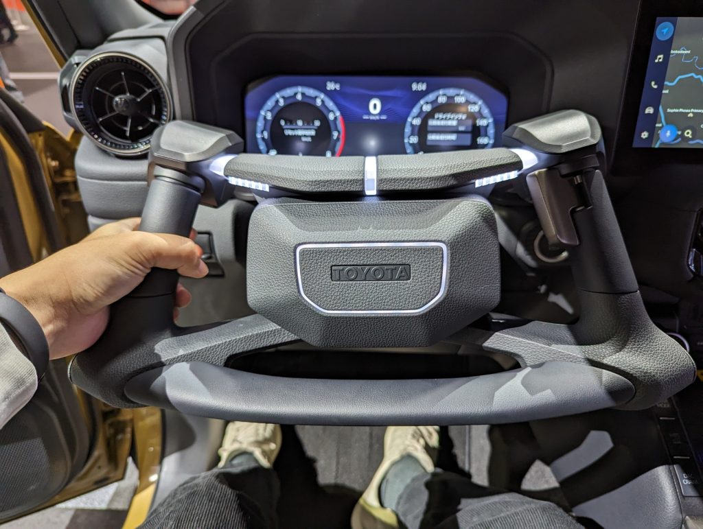 トヨタ、アクセルやブレーキをステアリングホイールに集約した「NEO Steer（ネオステア）」を出展【ジャパンモビリティショー2023 ...